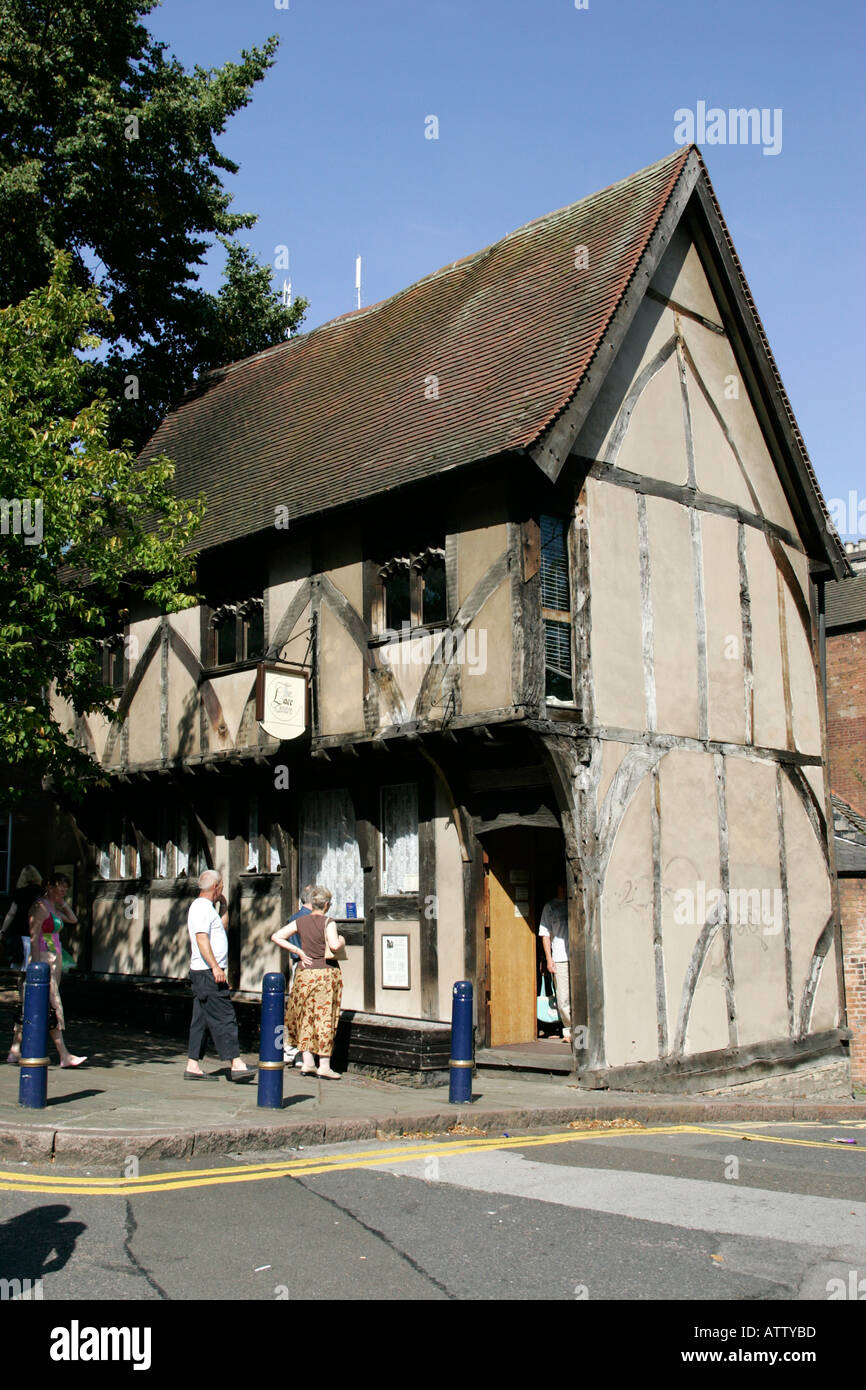tourists outside museum of nottingham lace centre severns building ...