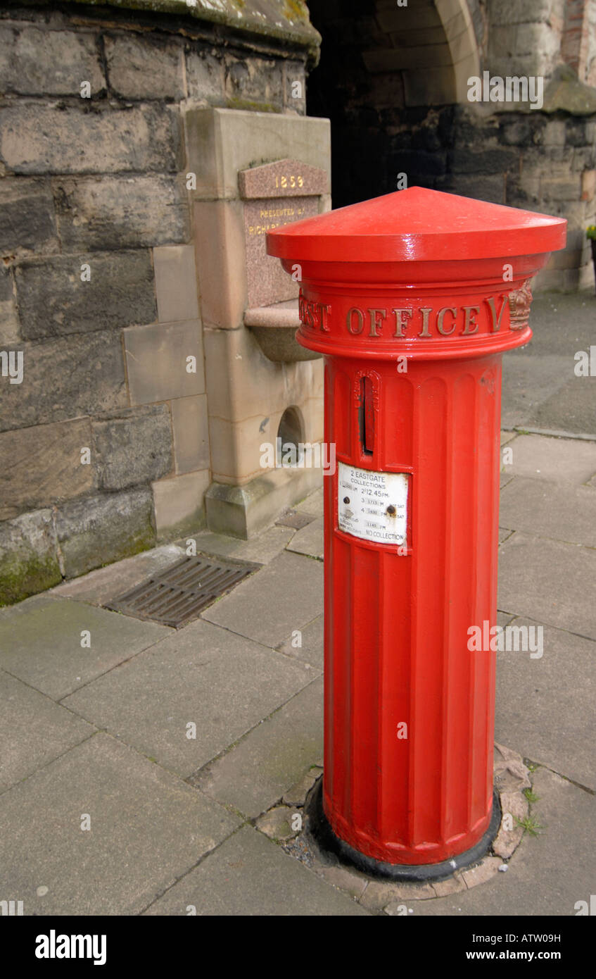 Gate post box hi-res stock photography and images - Alamy