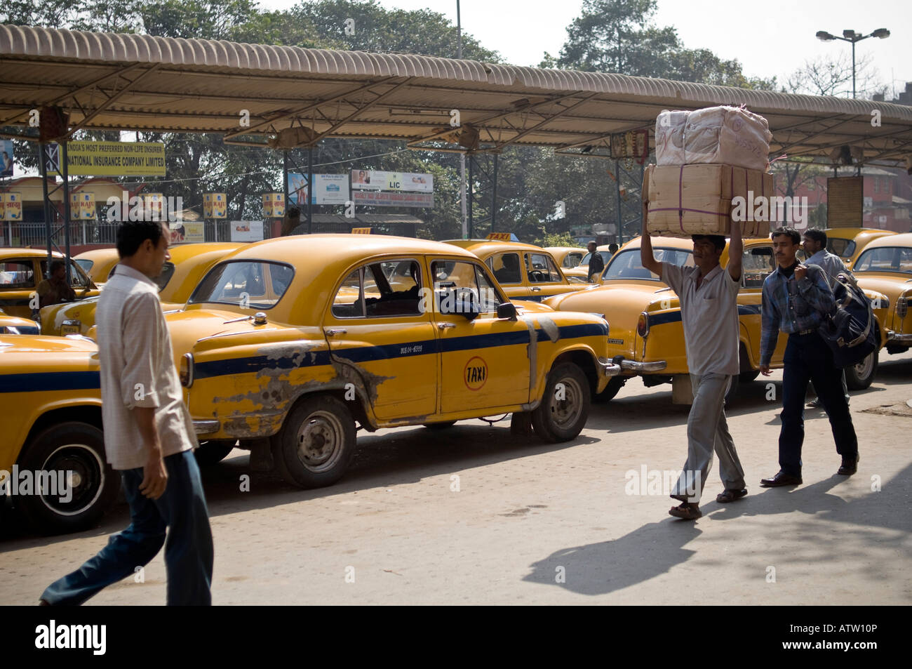Train station porter india hi-res stock photography and images - Alamy