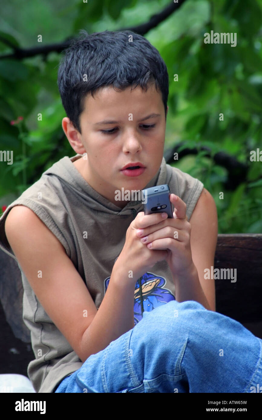 Play games on phone hi-res stock photography and images - Alamy