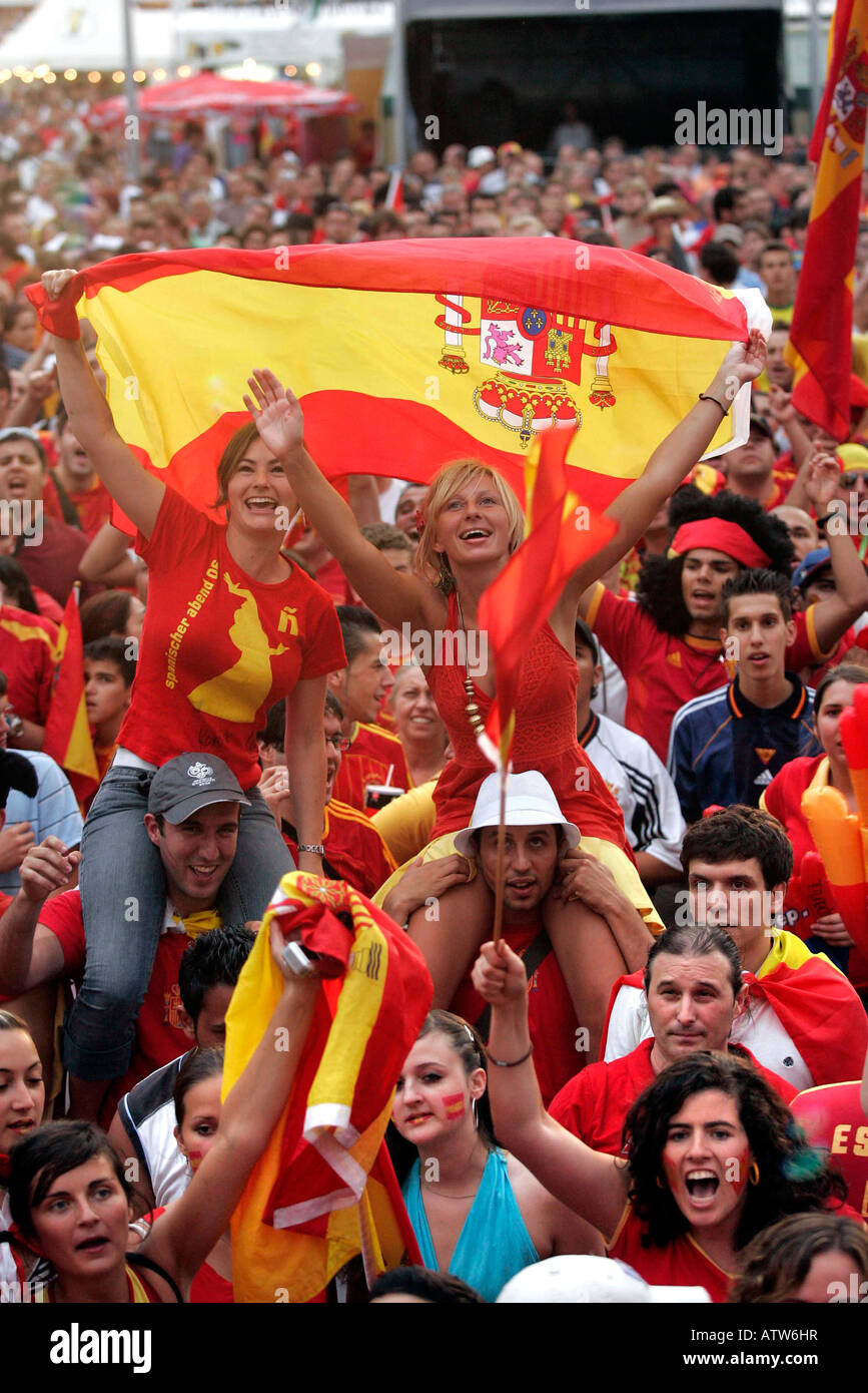 spanish soccer fans celebrating the world cup 2006 Stock Photo - Alamy