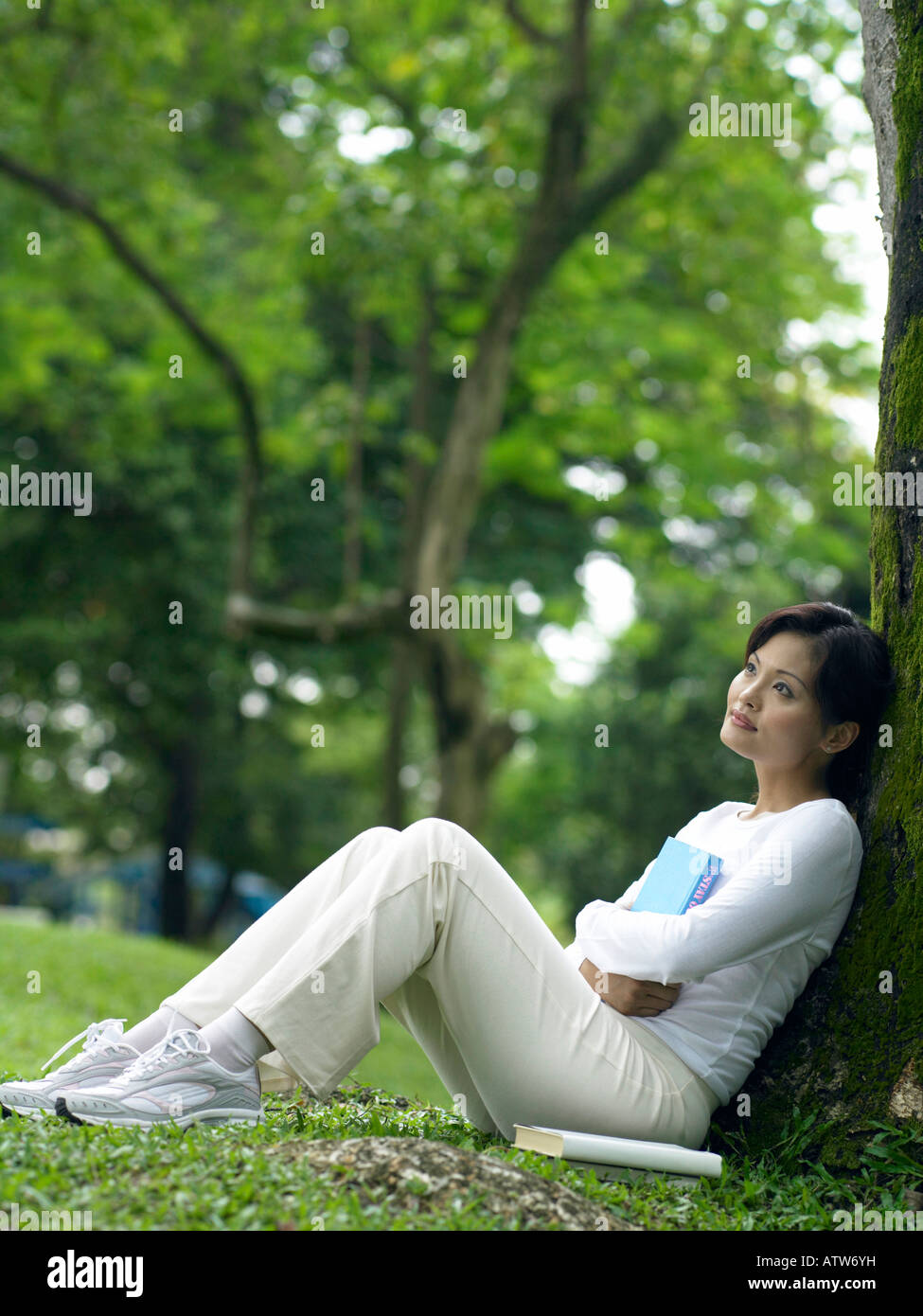 Siting under tree hi-res stock photography and images - Alamy