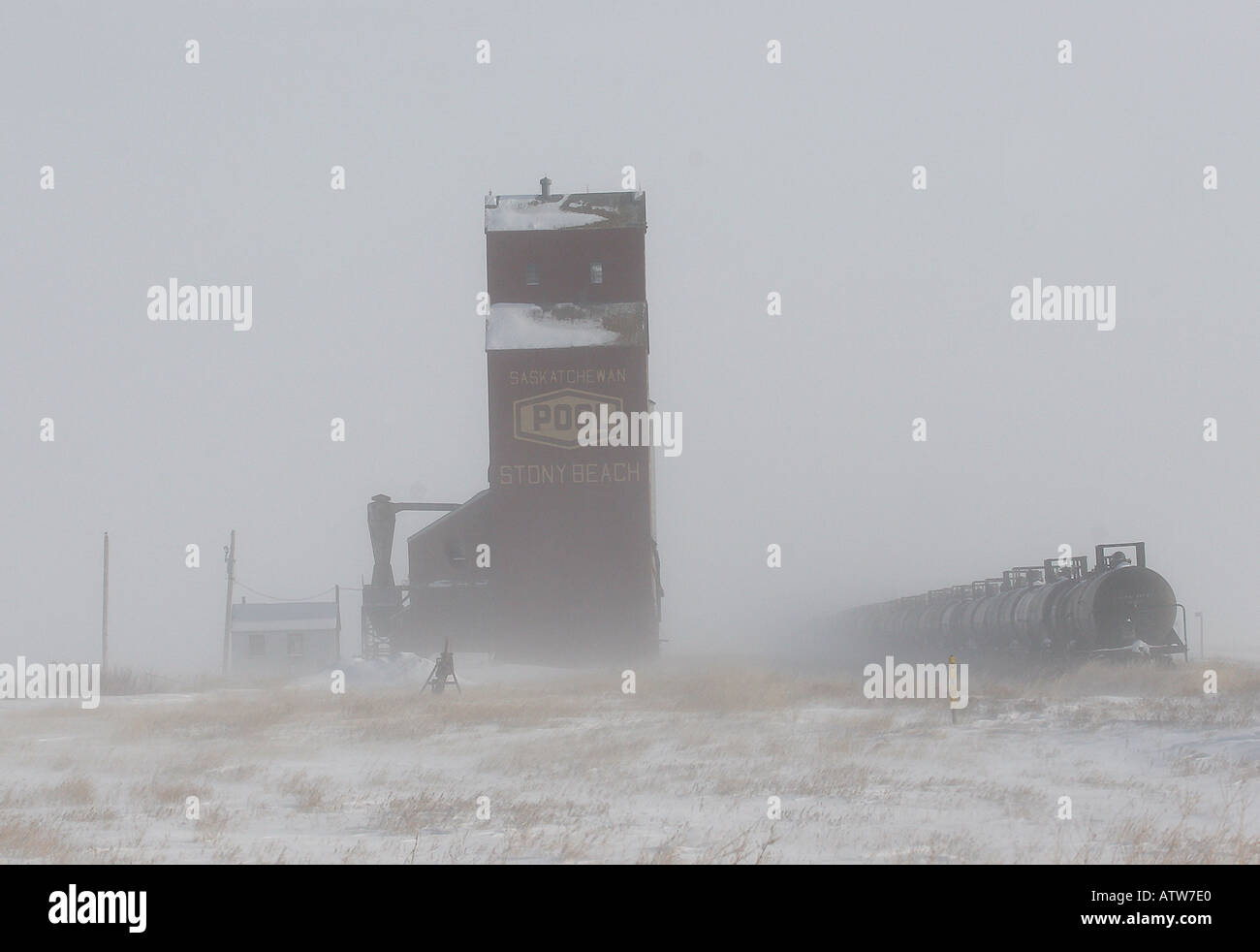 Saskatchewan wheat pool grain elevator hi-res stock photography and ...