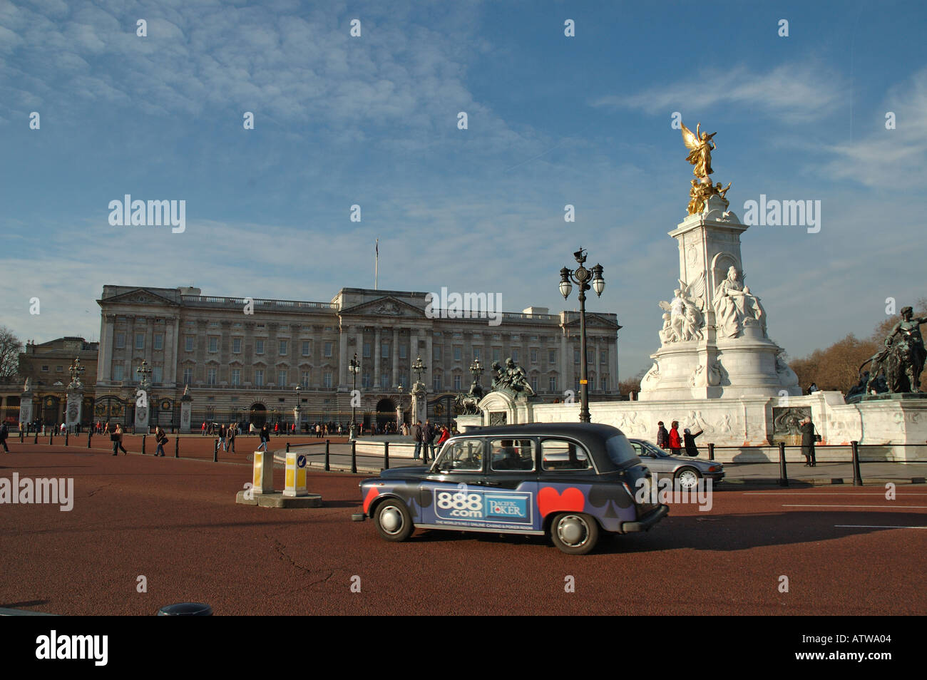 Buckingham Palace London with Queen Victoria Statue Stock Photo - Alamy