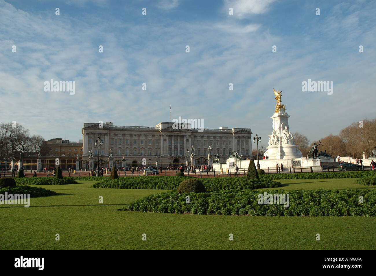 Buckingham Palace London with Queen Victoria Statue and Gardens Stock ...