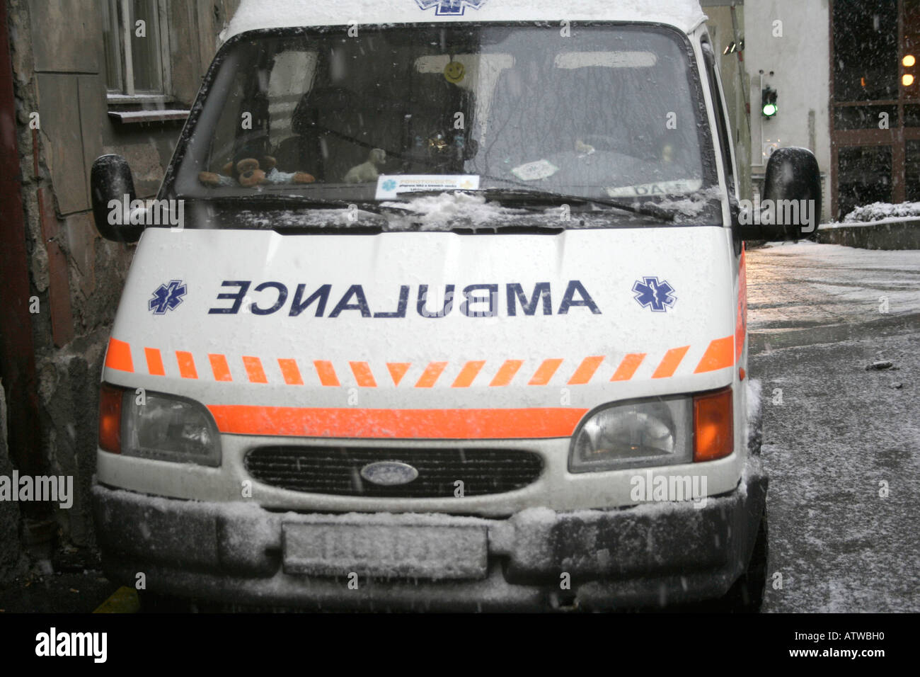 Car from front hi-res stock photography and images - Alamy