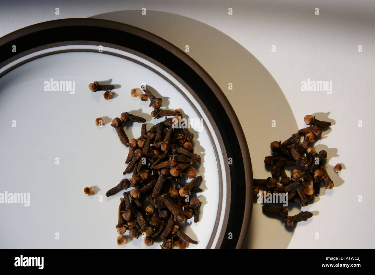 CLOVES SYZYGIUM AROMATICUM ON A PLATE Stock Photo - Alamy