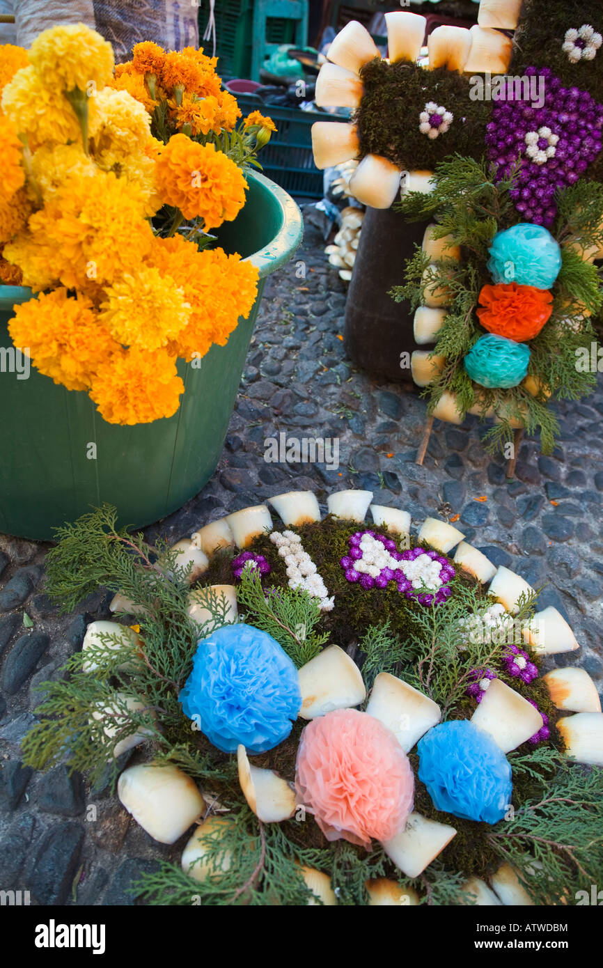 MEXICO Guanajuato Wreaths and marigolds for sale traditional grave ...