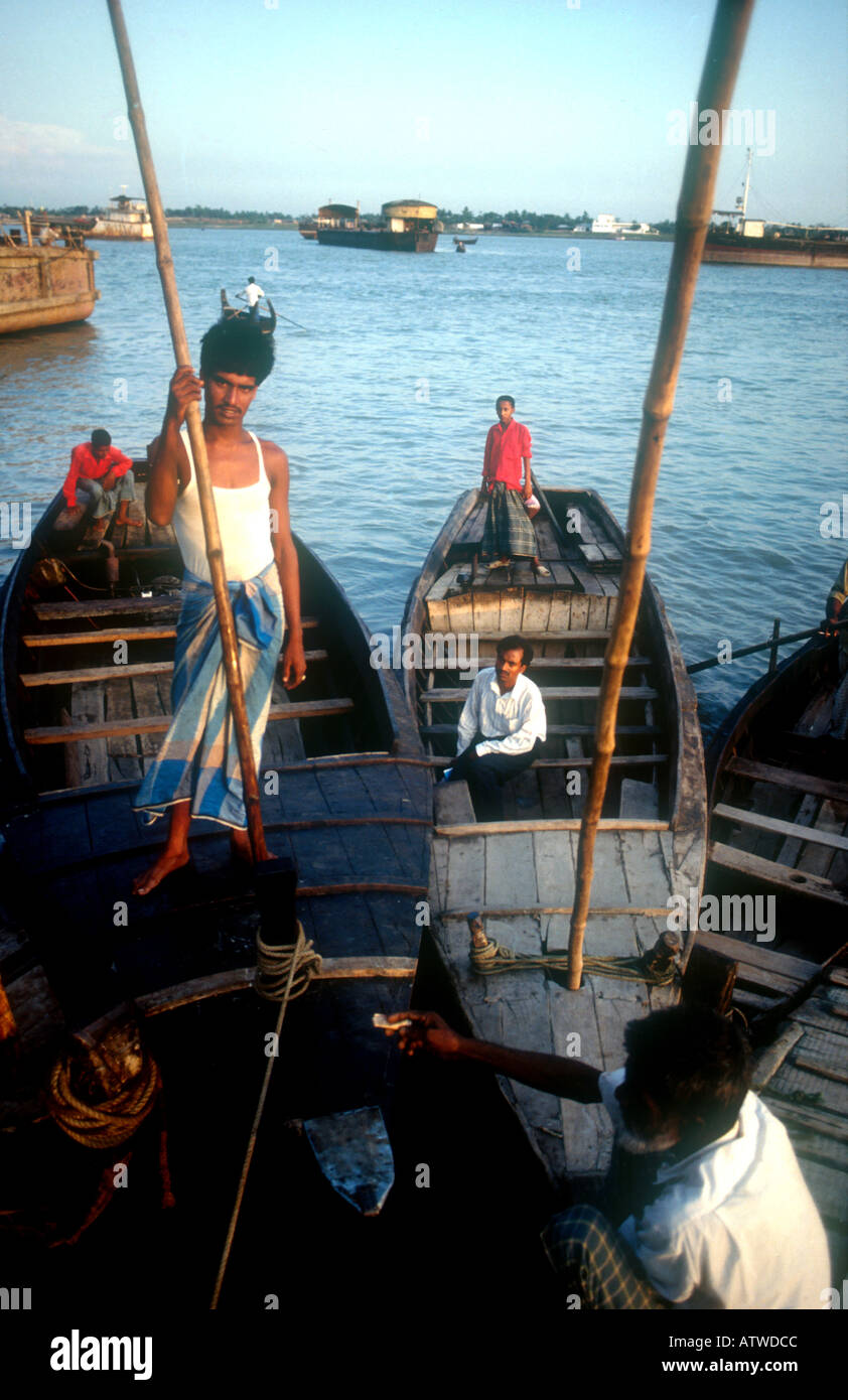Boatmen. Dhaka. Bangladesh Stock Photo - Alamy