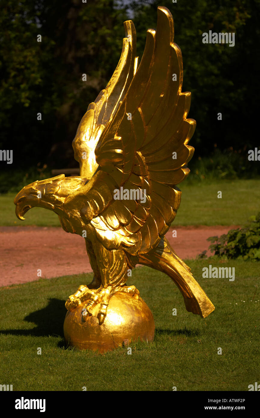 Golden eagle sculpture hi-res stock photography and images - Alamy
