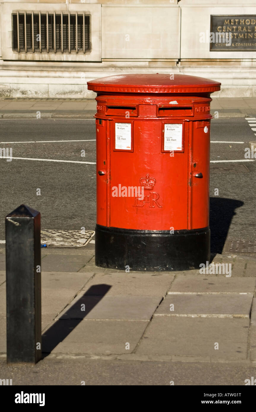 Red london post box hi-res stock photography and images - Alamy