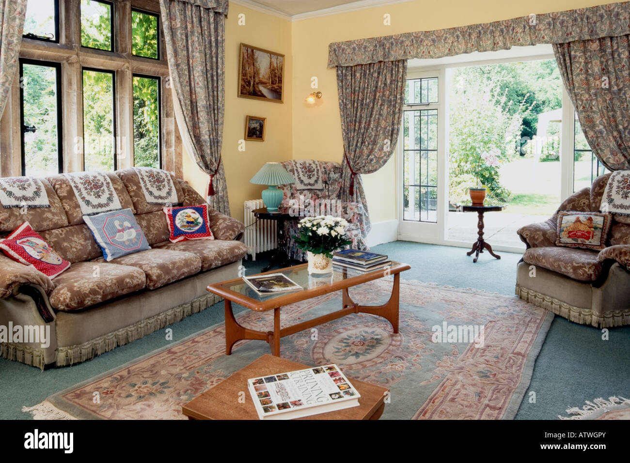 Domestic interior, traditionally furnished sitting room Stock Photo - Alamy