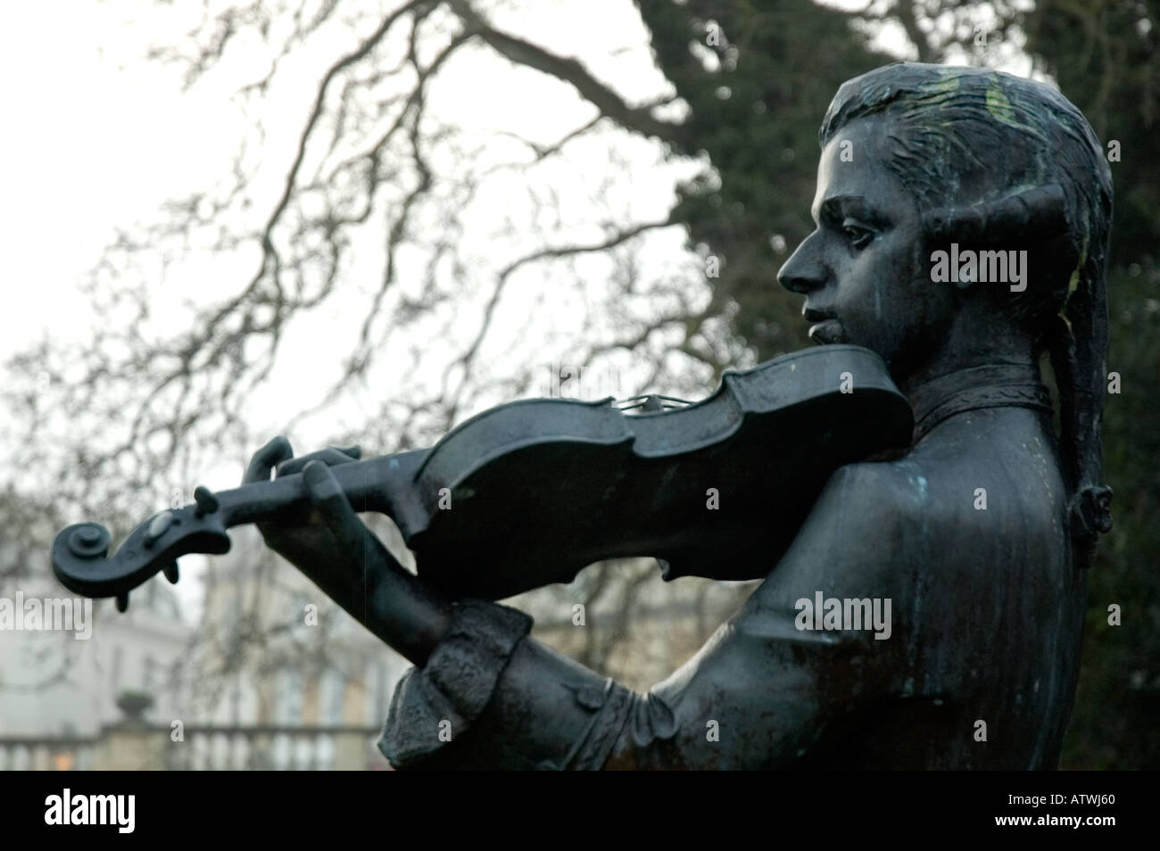 Violin statue in Parade Gardens, Bath, England, UK Stock Photo - Alamy