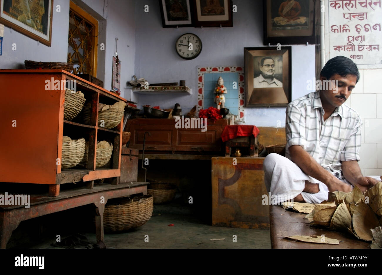 Street side workshop hi-res stock photography and images - Alamy