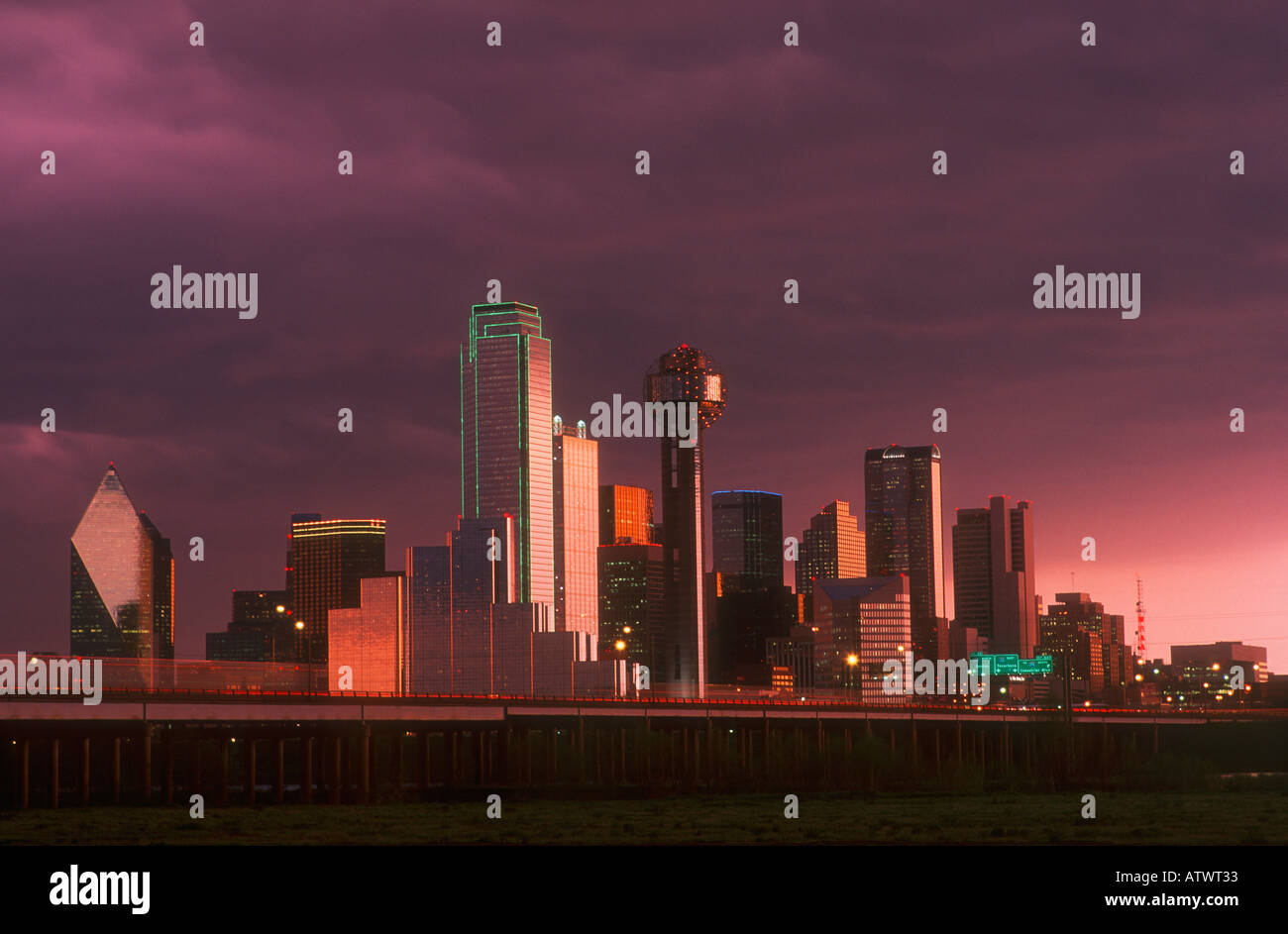 Dallas Skyline Hd Wallpaper City Lights Illuminate The Dallas Skyline