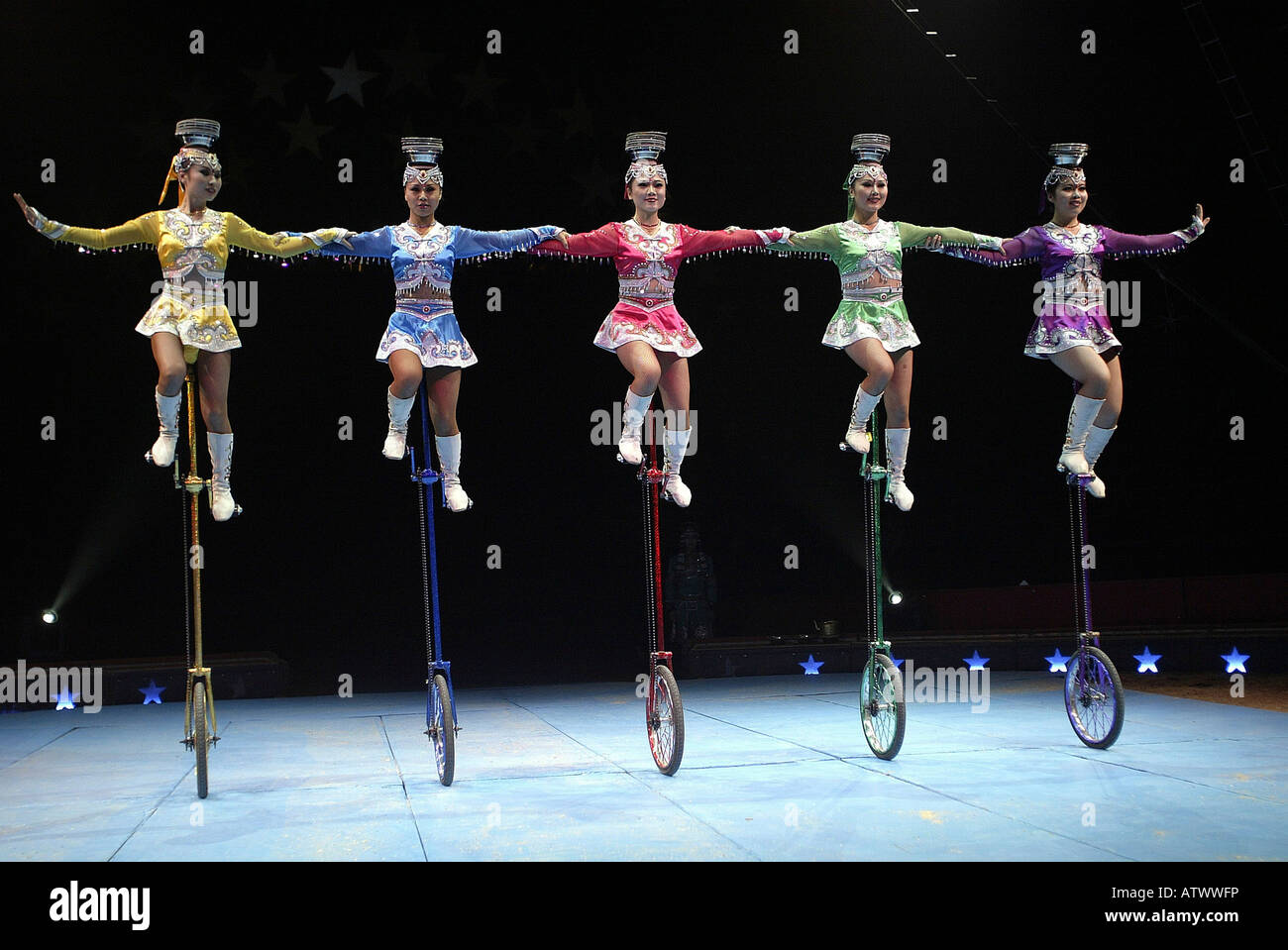 Chinese circus acrobat hi-res stock photography and images - Alamy
