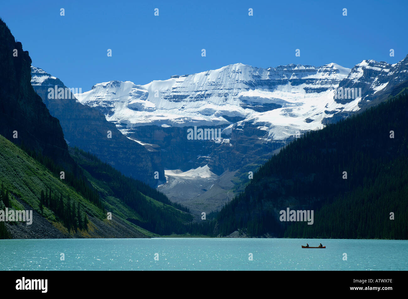 Trees lakeshore mountain range hi-res stock photography and images - Alamy