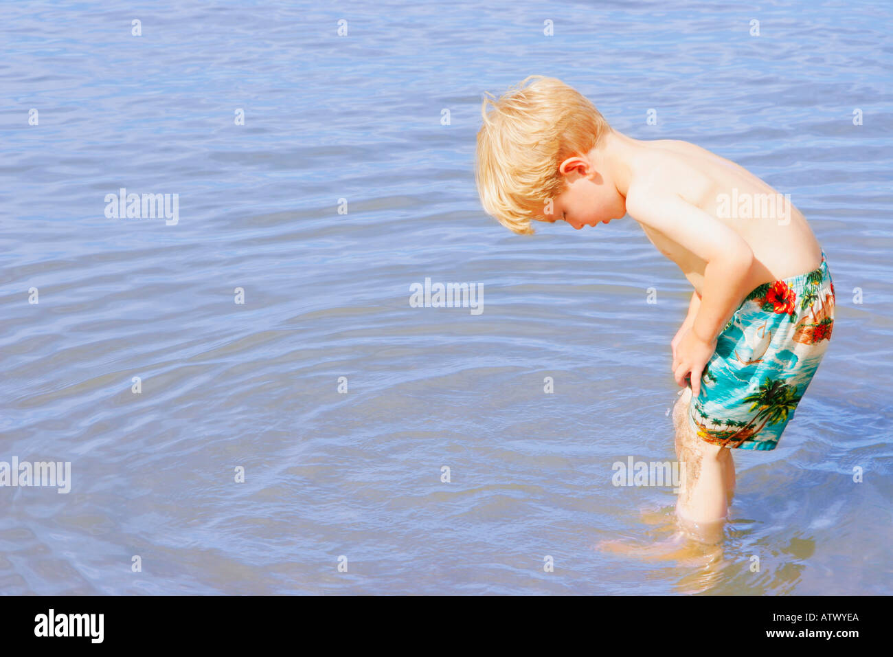 Mesmerized children hi-res stock photography and images - Alamy