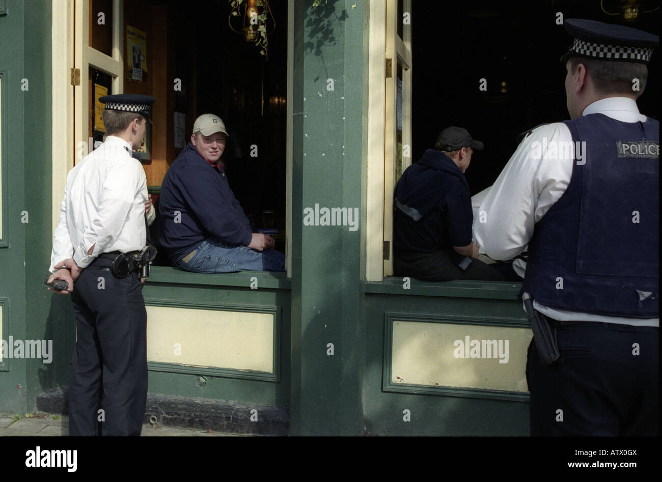 Outside London Pub High Resolution Stock Photography and Images - Alamy