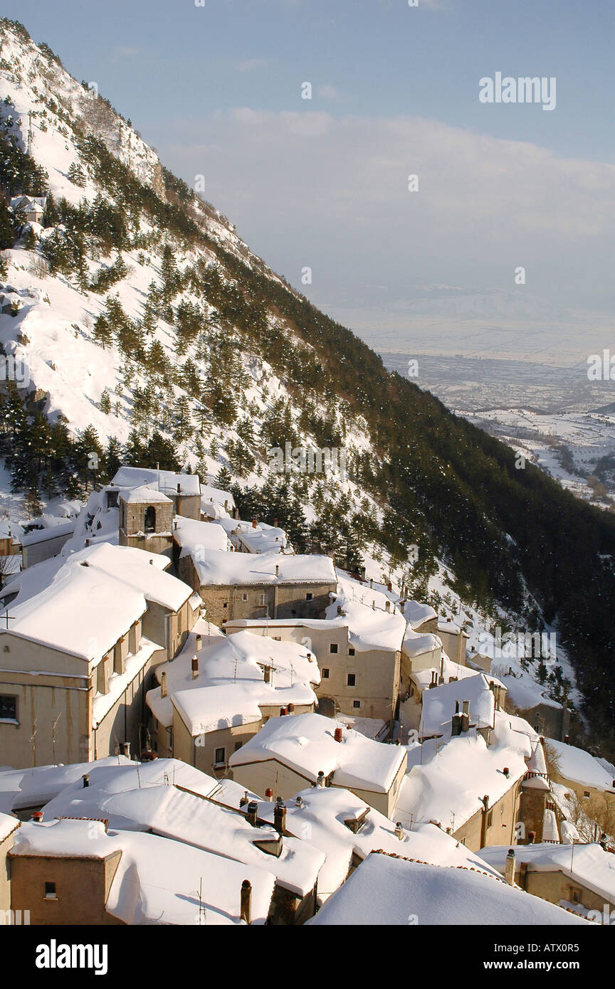 Snow ovindoli abruzzo italy hi-res stock photography and images - Alamy