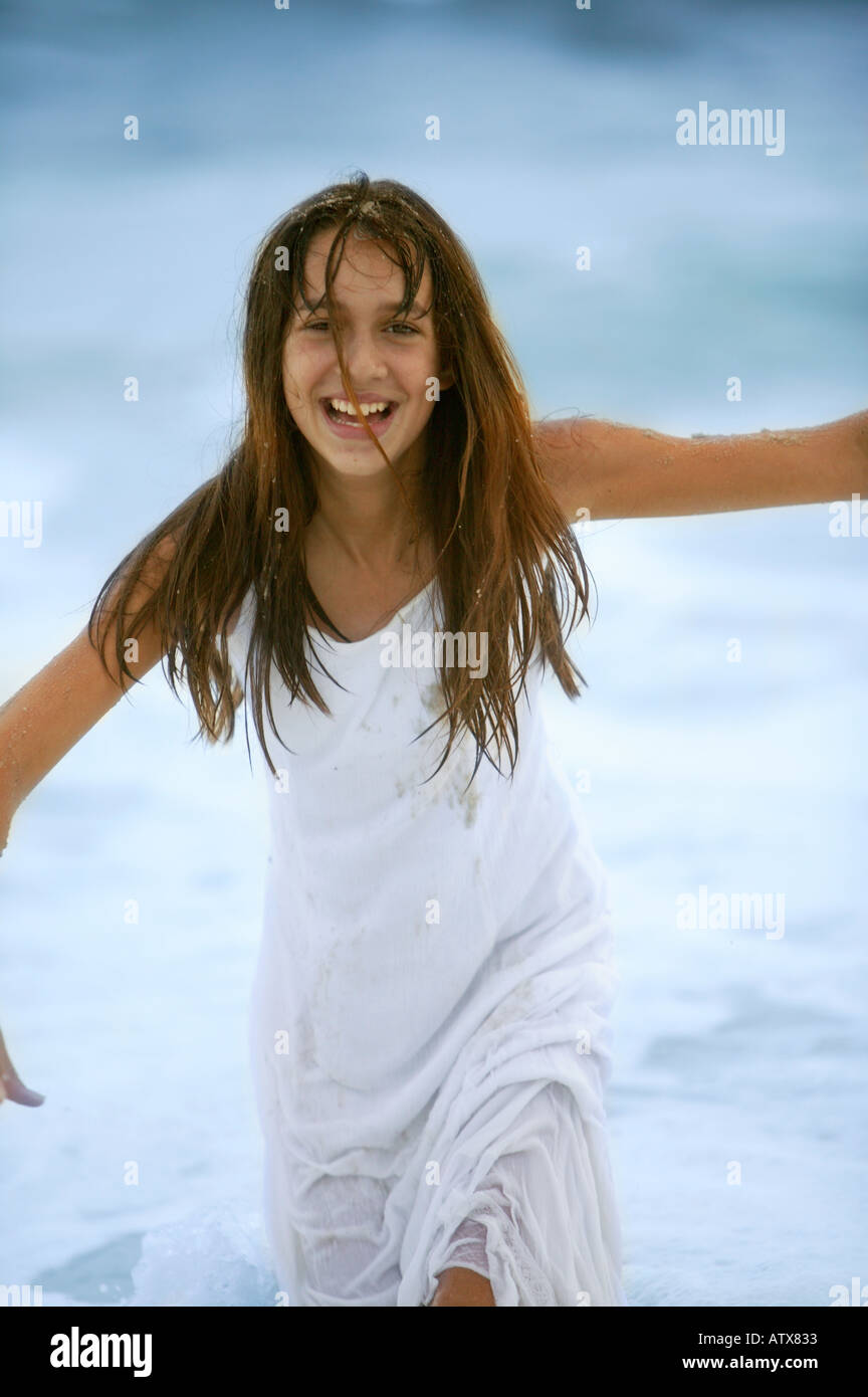Young woman beach wet hair vertical hi-res stock photography and images ...