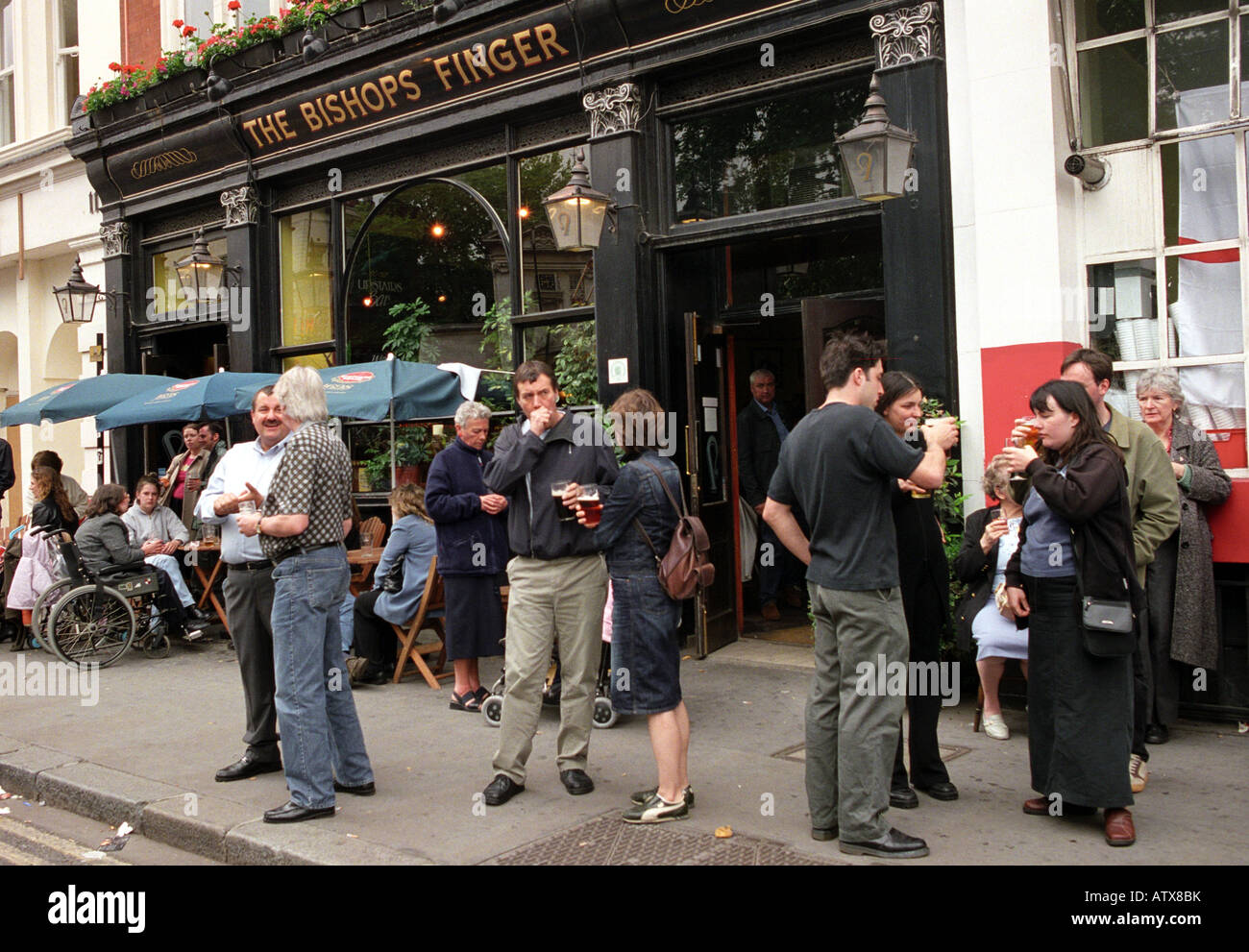 Pub outside hi-res stock photography and images - Alamy