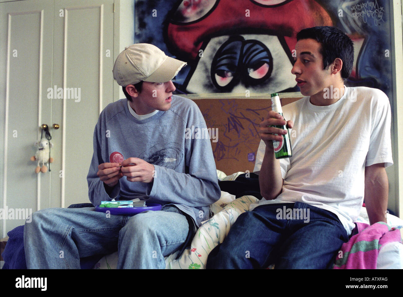 Teen smoking spliff hi-res stock photography and images - Alamy