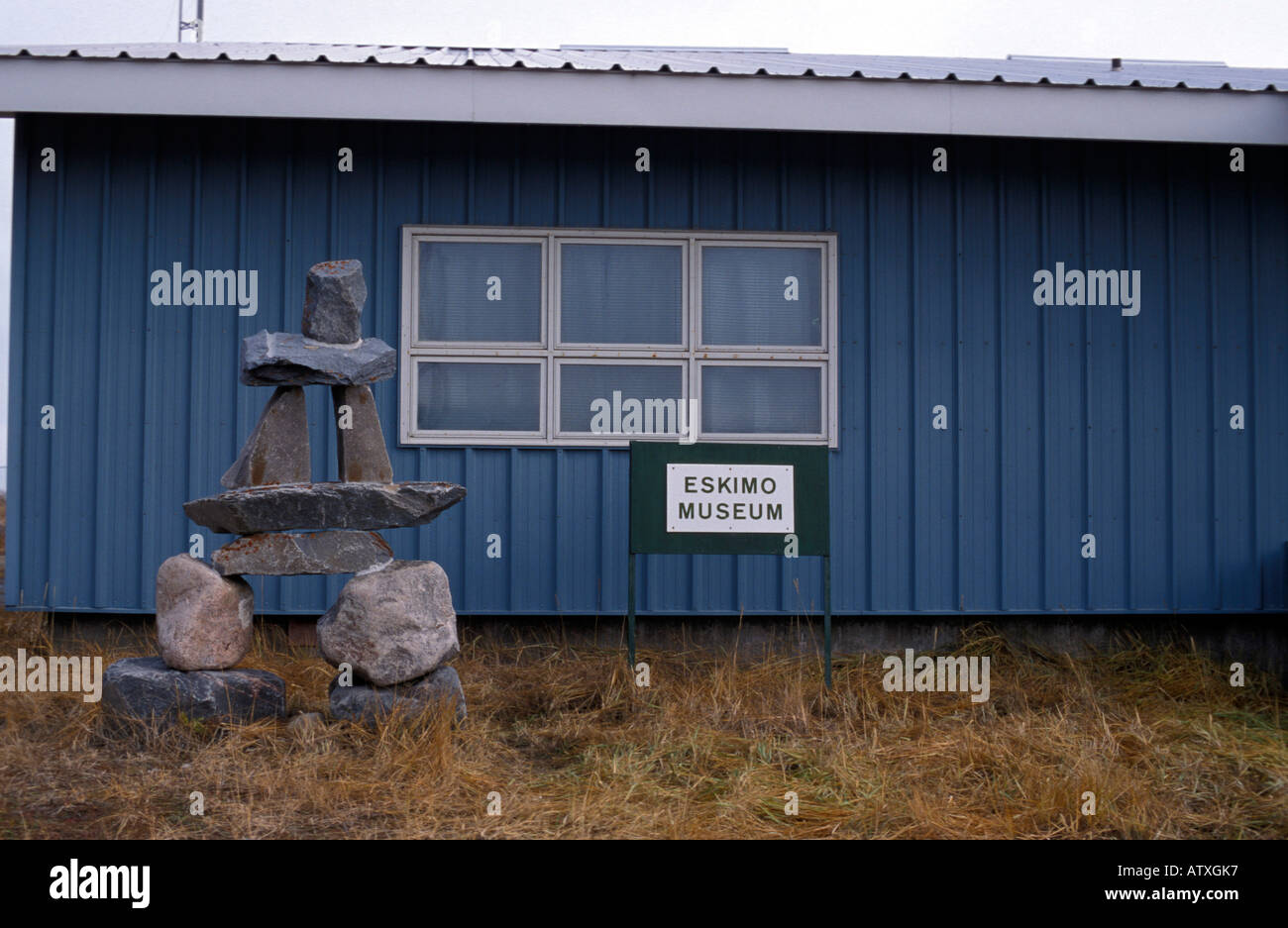Eskimo sculpture hi-res stock photography and images - Alamy