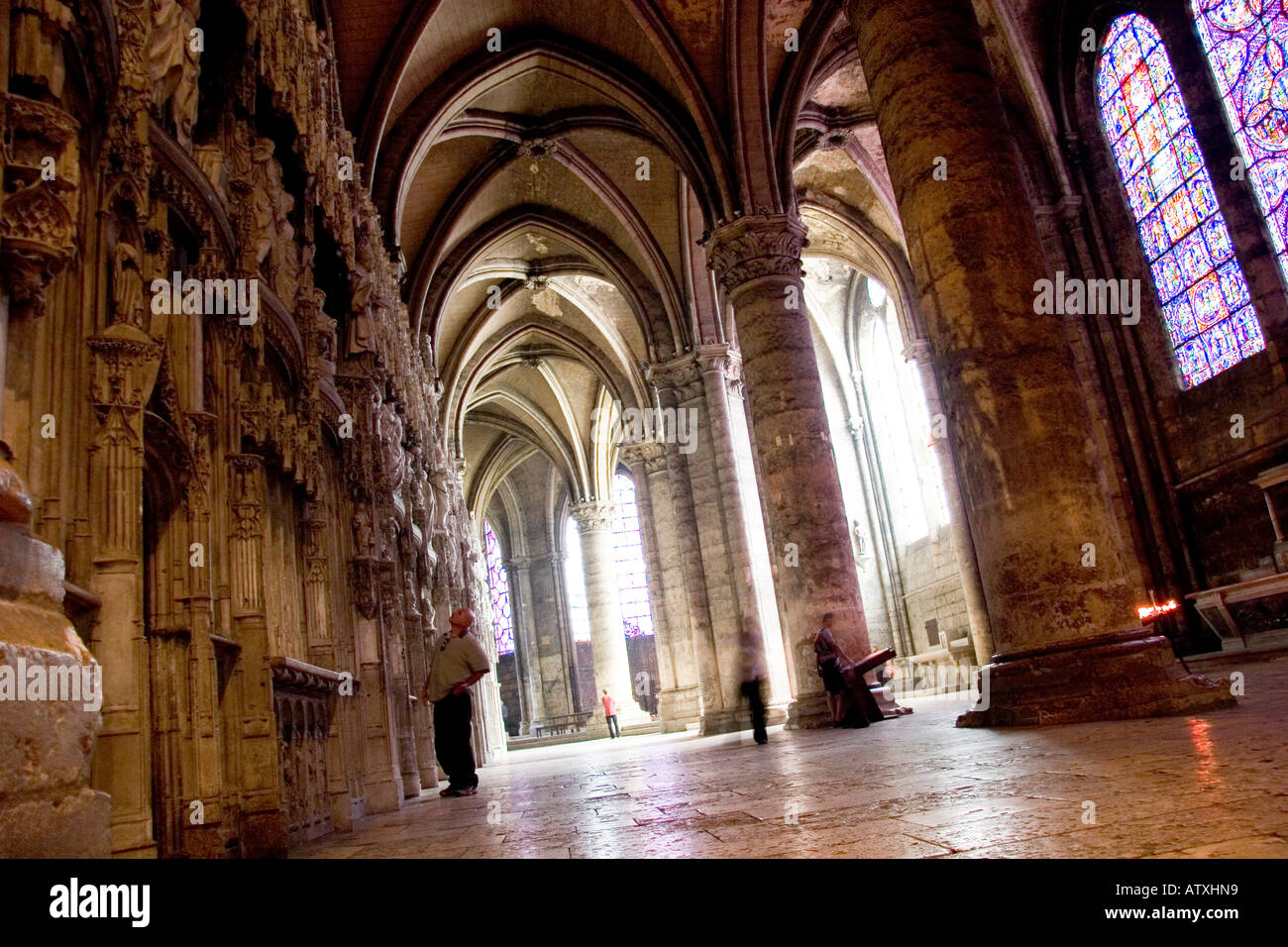 Statue chartres cathedral hi-res stock photography and images - Alamy