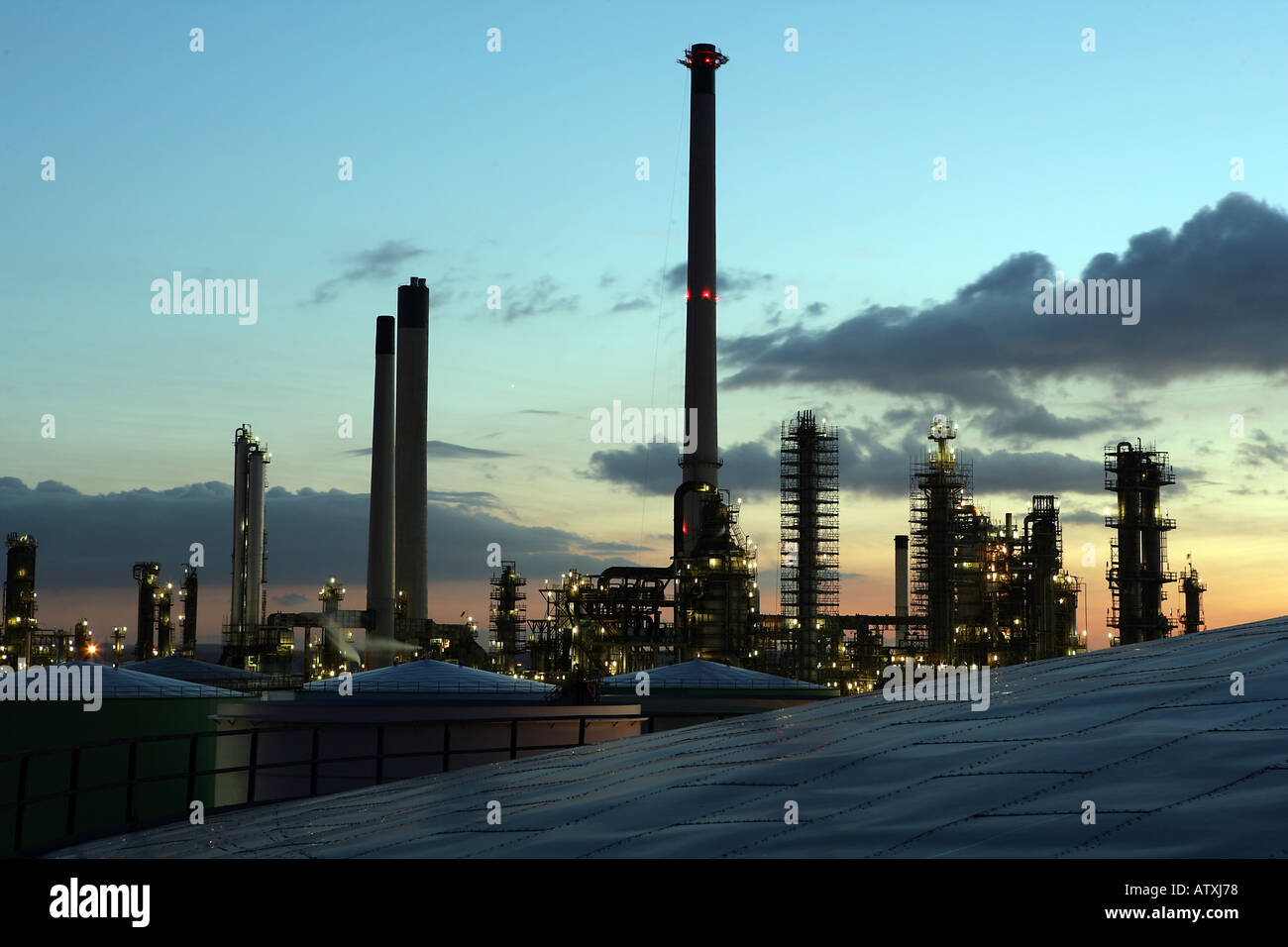Chemical plant sunset uk hi-res stock photography and images - Alamy