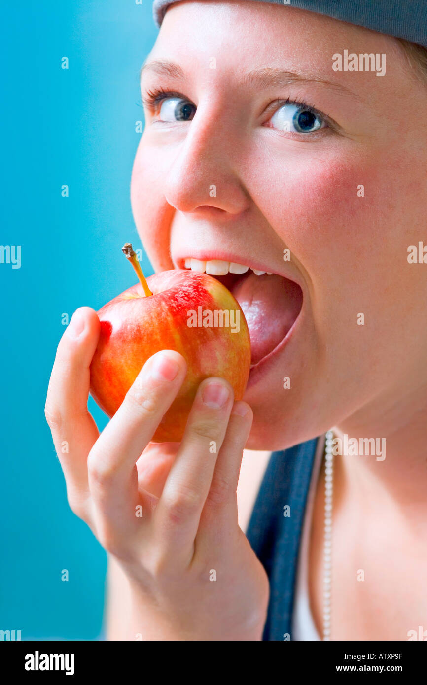 Teen girl apple fruit 14 hi-res stock photography and images - Alamy