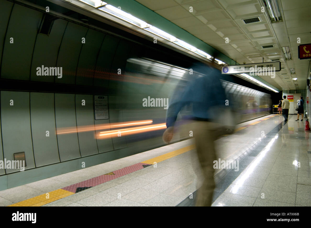 Subway station platform in seoul hi-res stock photography and images ...