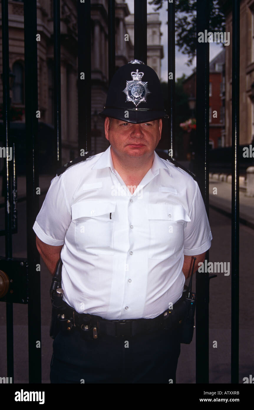 Policeman outside downing street hi-res stock photography and images ...