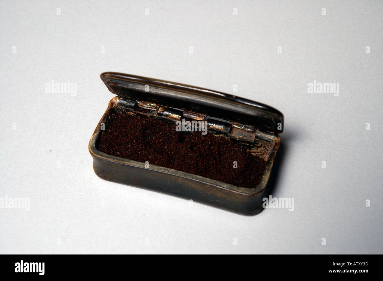 Old snuffbox hi-res stock photography and images - Alamy