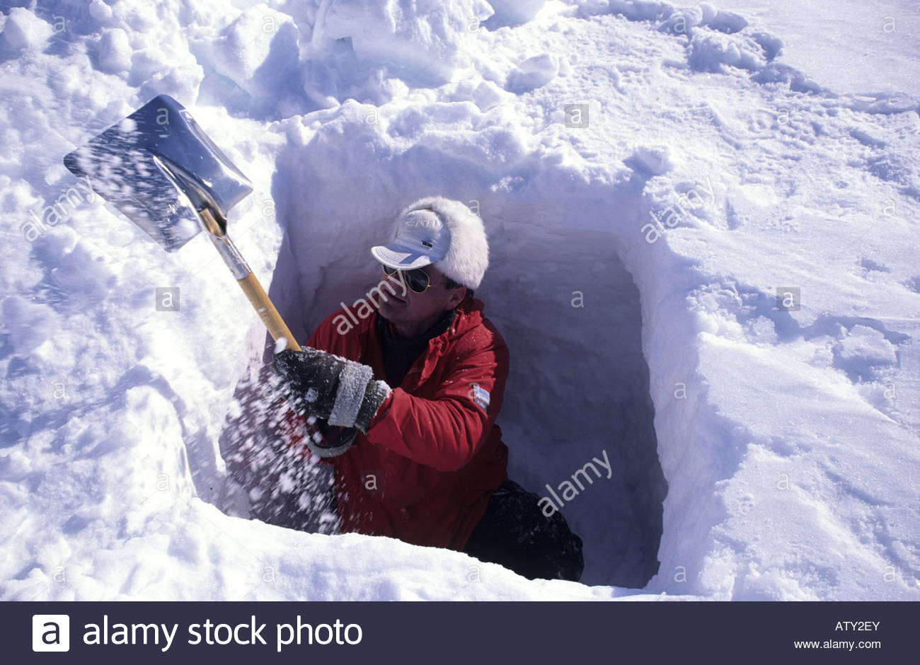 Man Digging Hole Stock Photos & Man Digging Hole Stock Images - Alamy