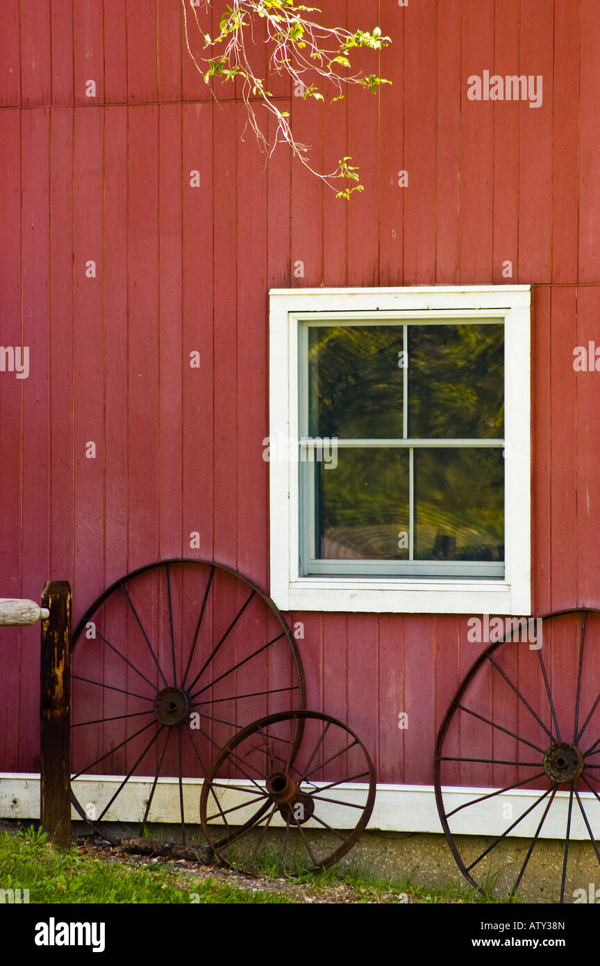 Wagon wheel red barn hi-res stock photography and images - Alamy