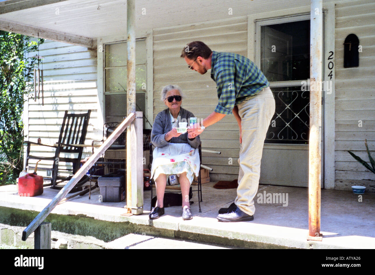 Meals on Wheels volunteer delivers meal to blind elderly shut in on her ...