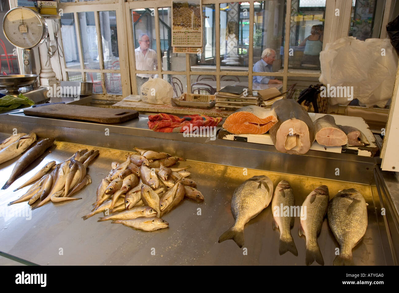 Portugal fish market porto hi-res stock photography and images - Alamy