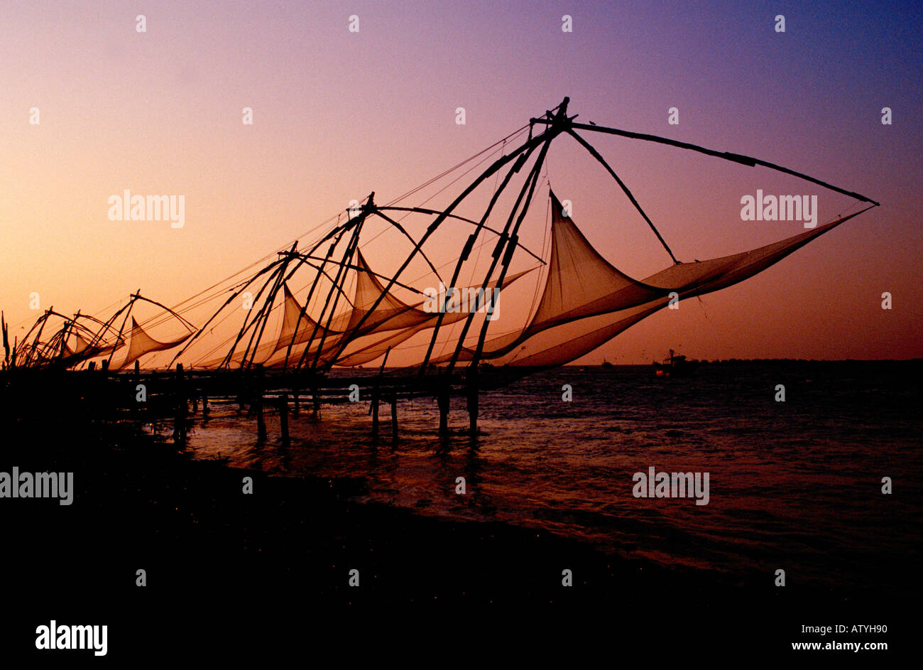 Cantilevered chinese fishing nets hi-res stock photography and images ...