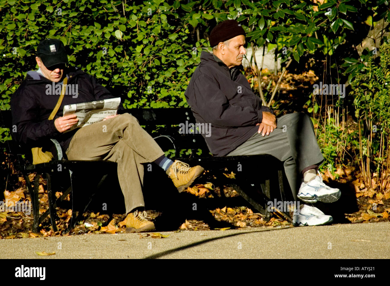 2 men sitting on bench in london park Stock Photo - Alamy