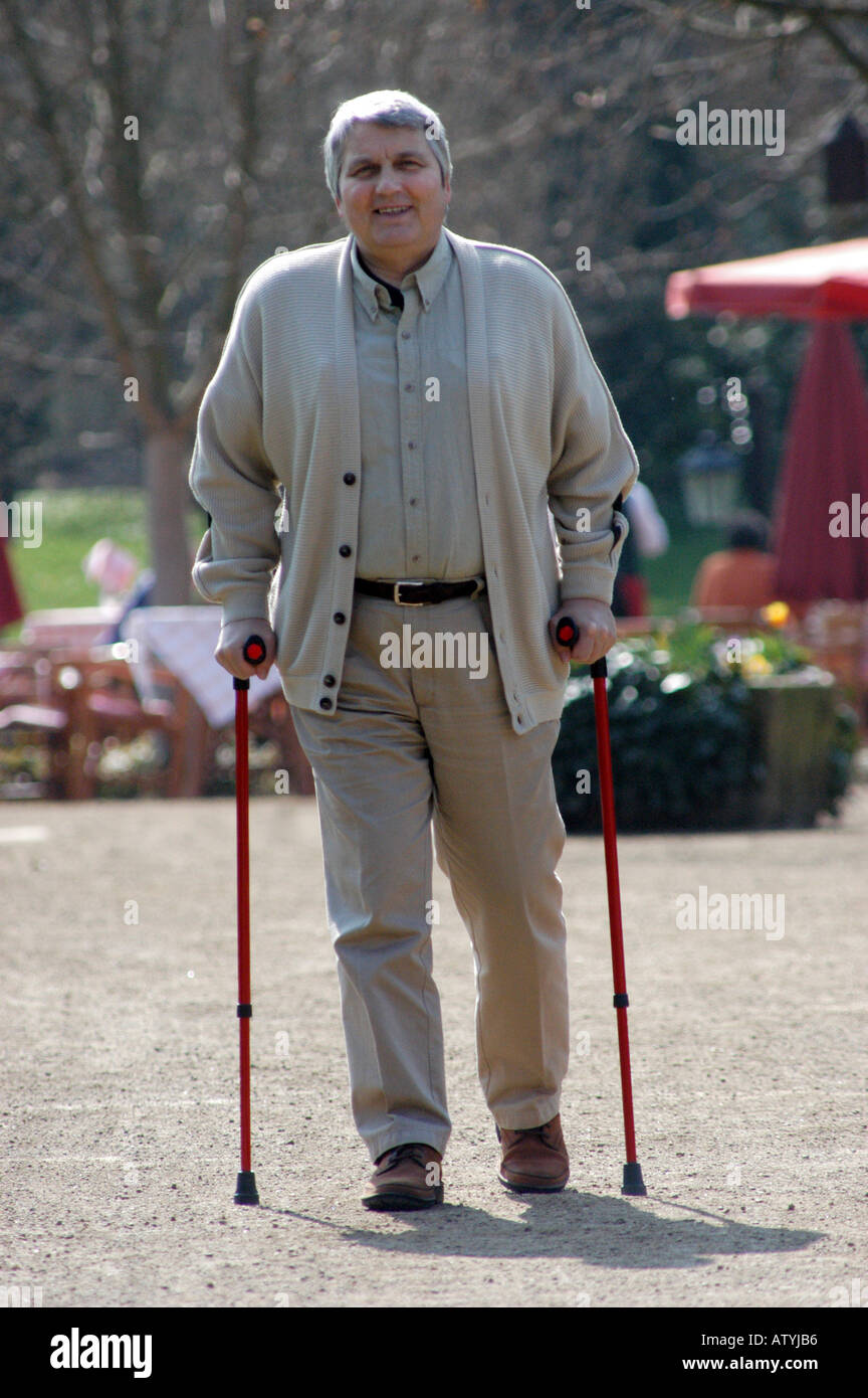 Gehbehindert hi-res stock photography and images - Alamy