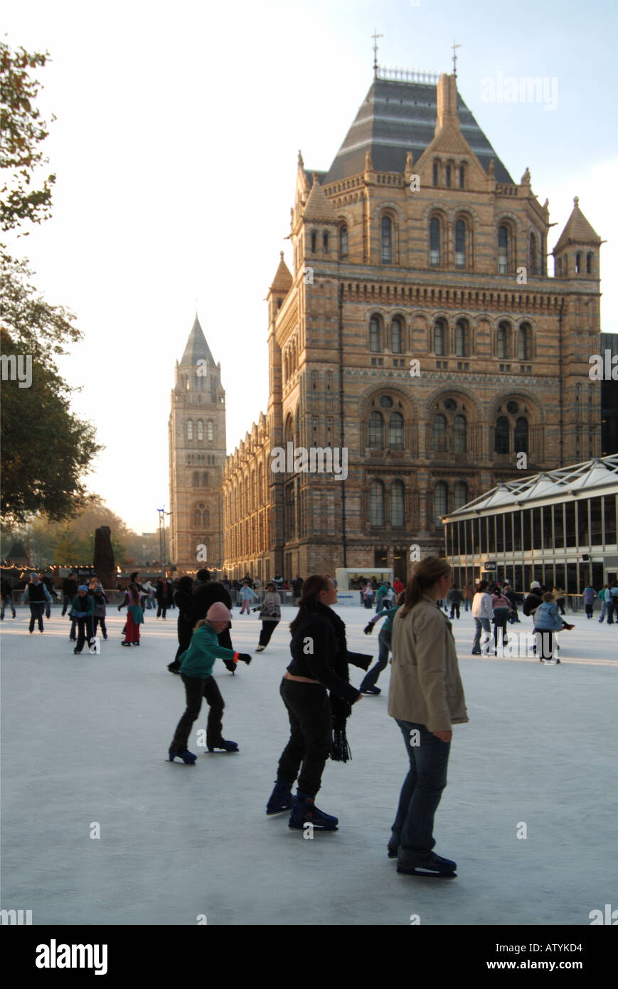 Victorian ice skating hi-res stock photography and images - Alamy