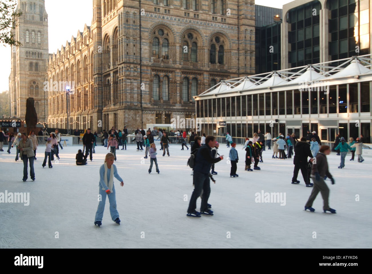 Victorian ice skating hi-res stock photography and images - Alamy