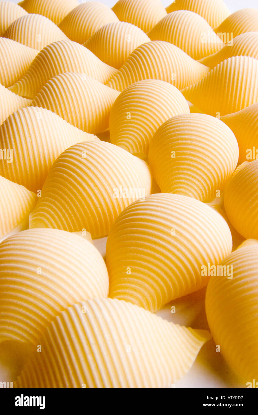 Image of pasta shells hi-res stock photography and images - Alamy