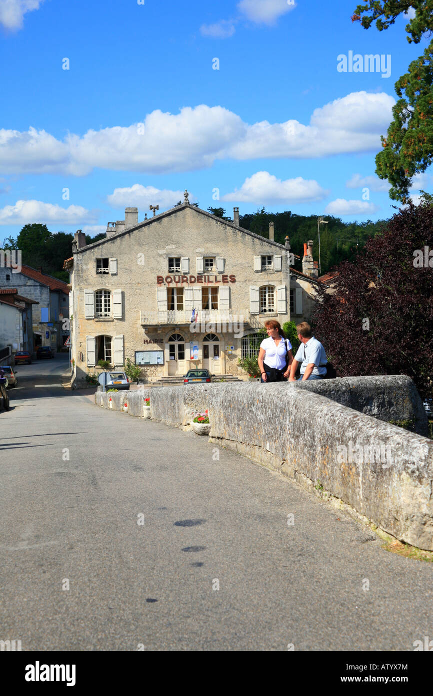 Bridge over River Dronne at Bourdeilles, Dordogne France Stock Photo ...