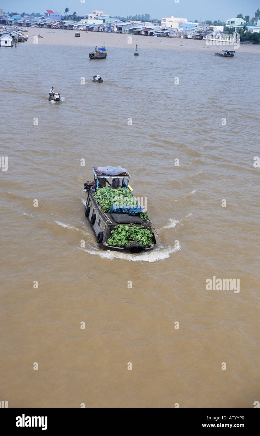 Boats laden with vegetable for sale at Cai Rang Floating market Stock ...