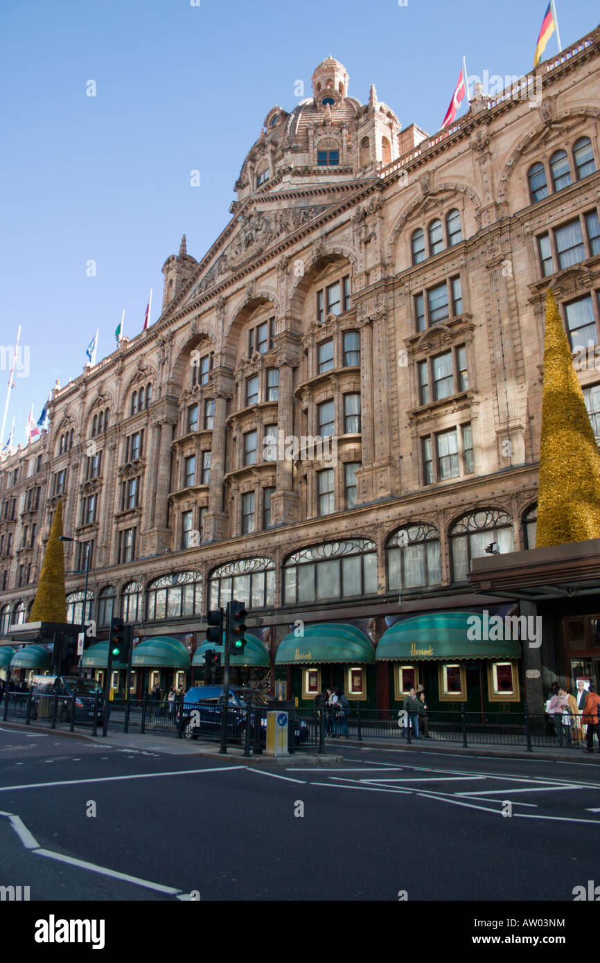Front of Harrods in Brompton Road Knightsbridge London Stock Photo - Alamy