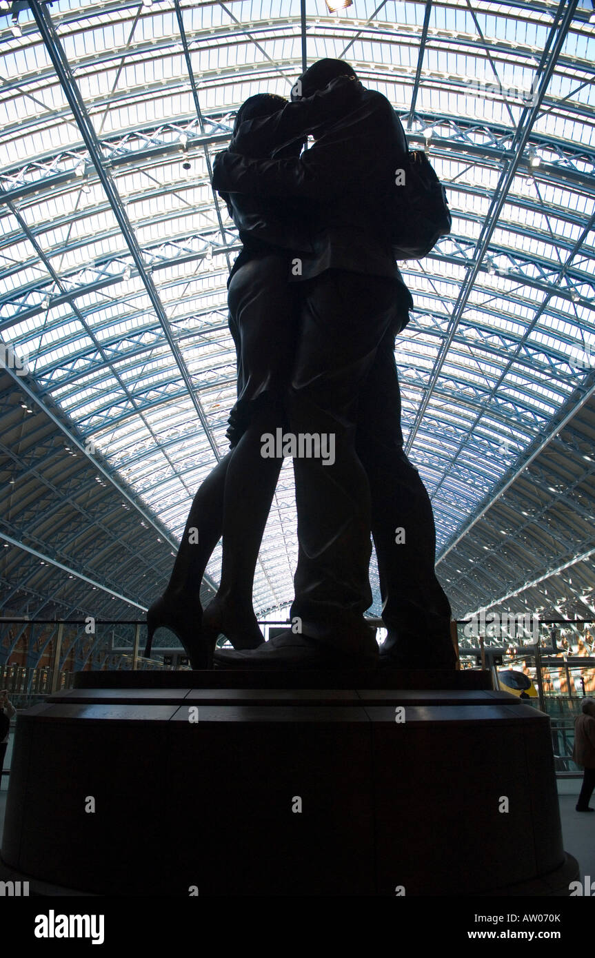 The lovers sculpture at st pancras station hi-res stock photography and ...