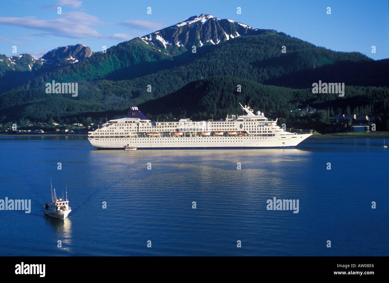 Juneau with cruise ship at anchor hi-res stock photography and images ...