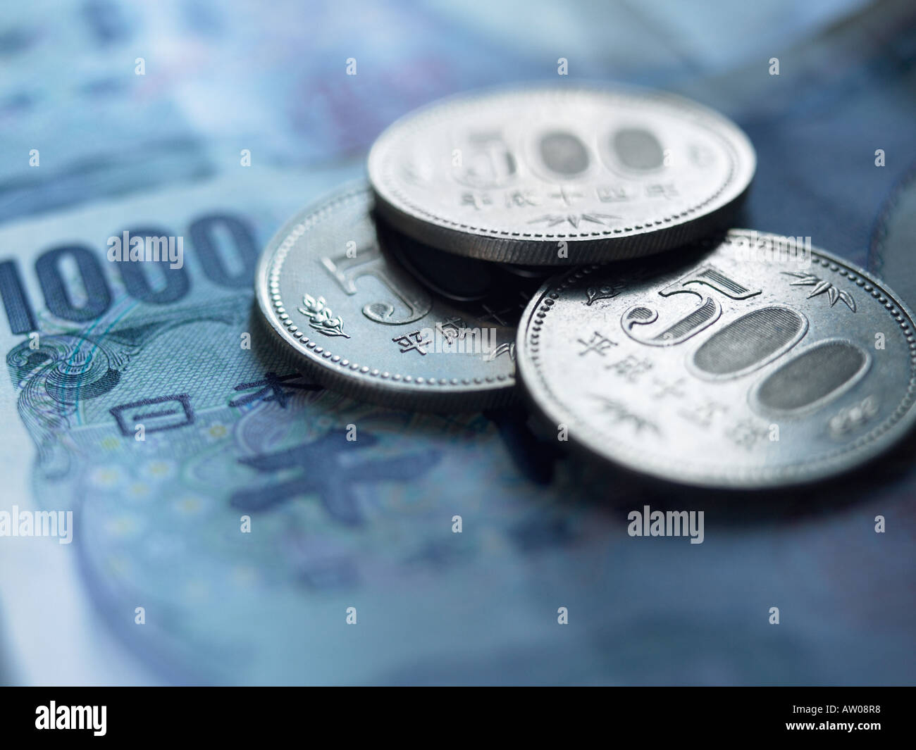 Yen coins and banknotes Stock Photo - Alamy